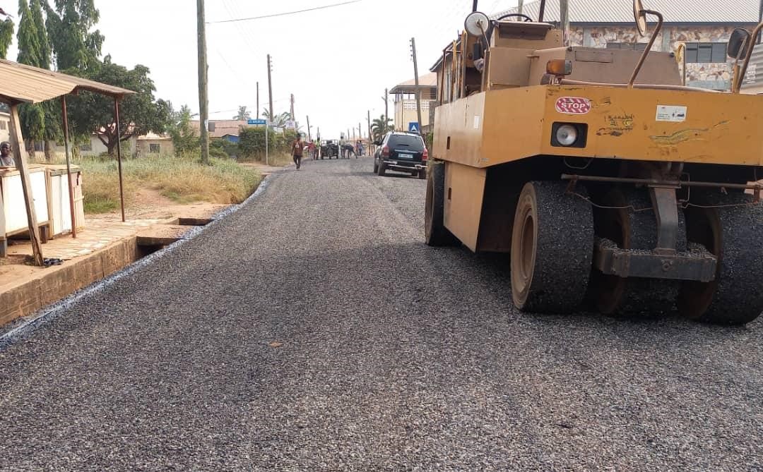 Abokobi town roads receive facelift as resealing begins | Ghana News Agency