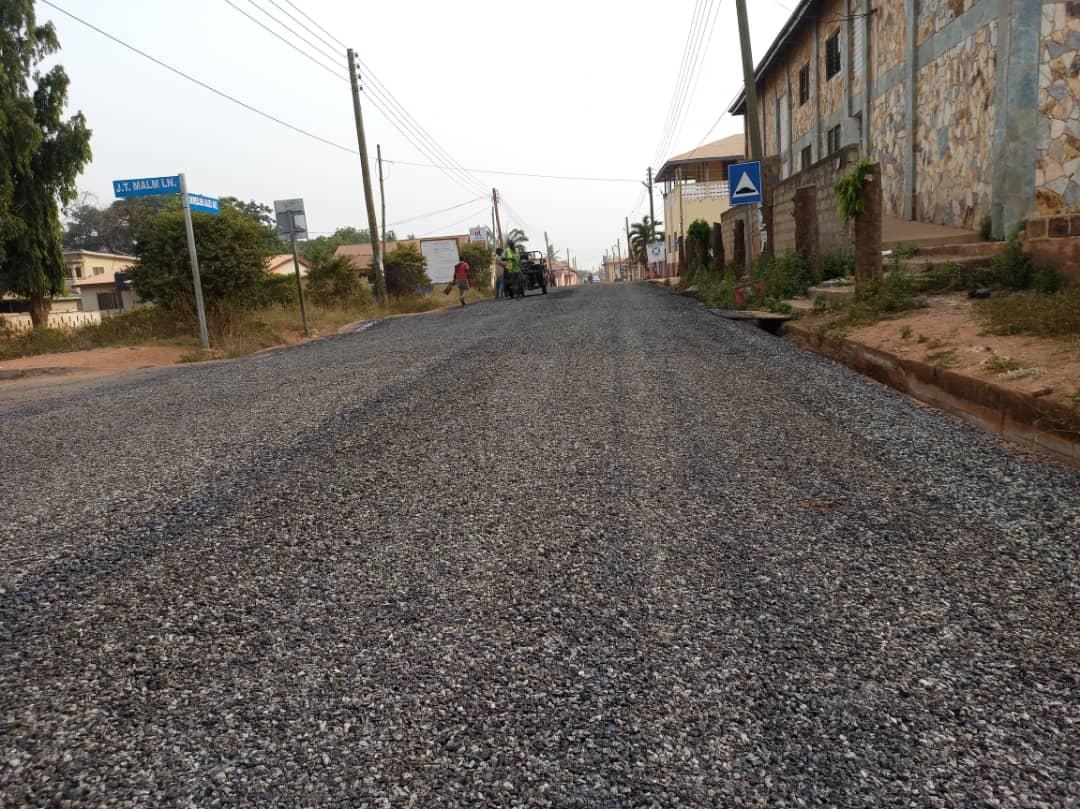 Abokobi town roads receive facelift as resealing begins | Ghana News Agency