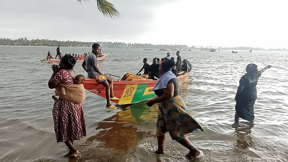 Overloaded boat capsizes on Ada river | Ghana News Agency