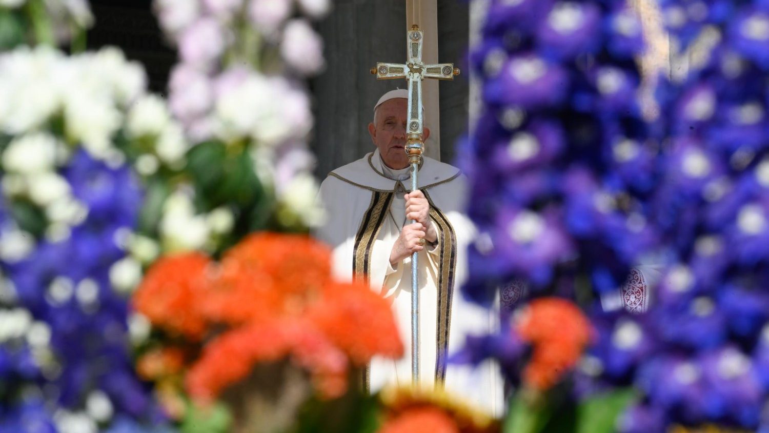 Pope celebrates Easter Sunday Mass with 45,000 in St Peter's Square ...