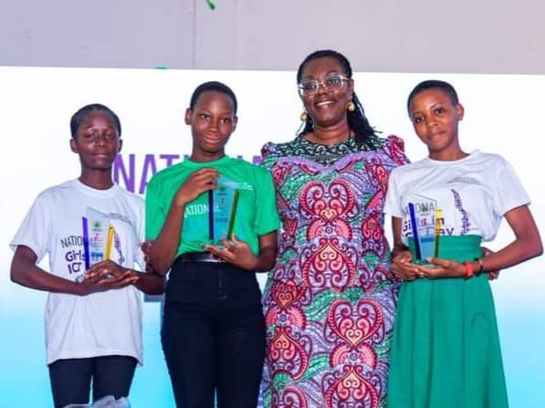 Communications Ministry gives laptops to 100 top performers in Girls-in ...