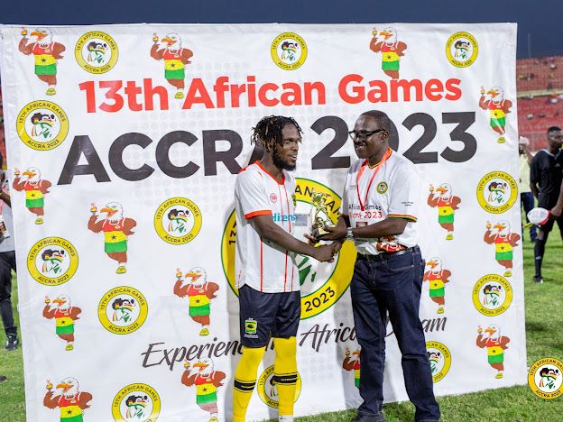 Accra 2023 LOC presents special trophy to Mukwala | Ghana News Agency