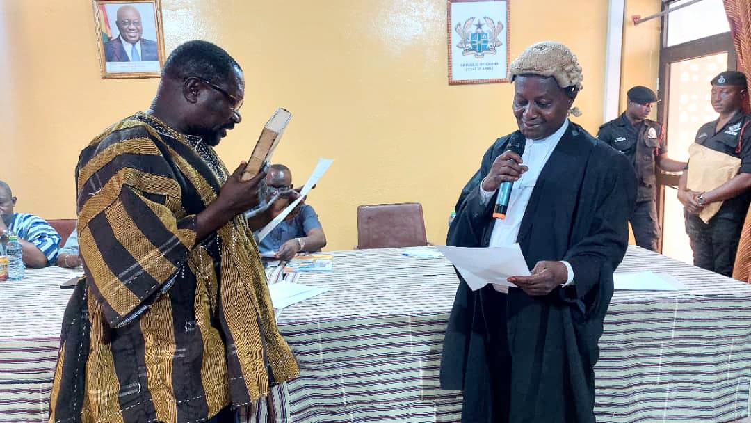 Run an open door administration – Minister to new DCE | Ghana News Agency