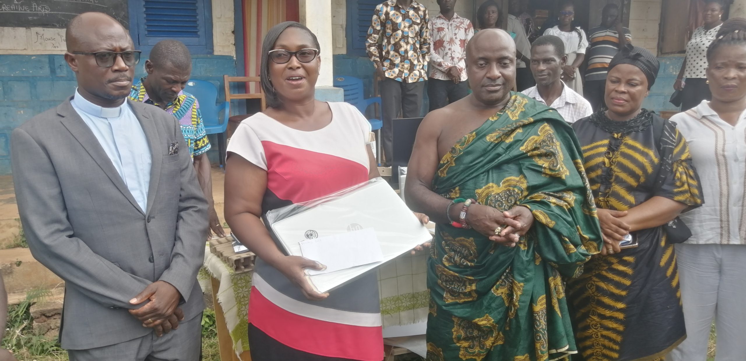 Odomase Number One sub-chief donates US$2,000 worth computers to alma ...