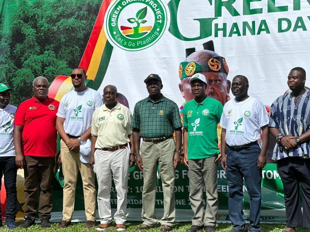 Asantehene plants tree to mark Green Ghana Day | Ghana News Agency