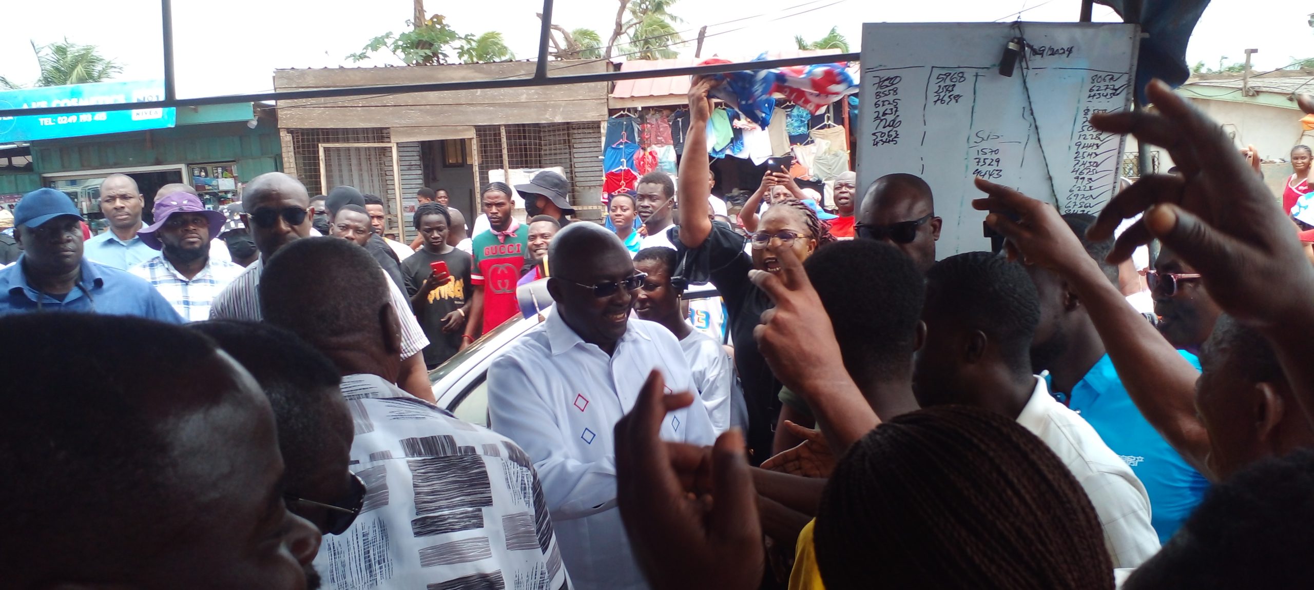Bawumia shakes Teshie Tsui Bleoo in Ledzekoku constituency | Ghana News ...