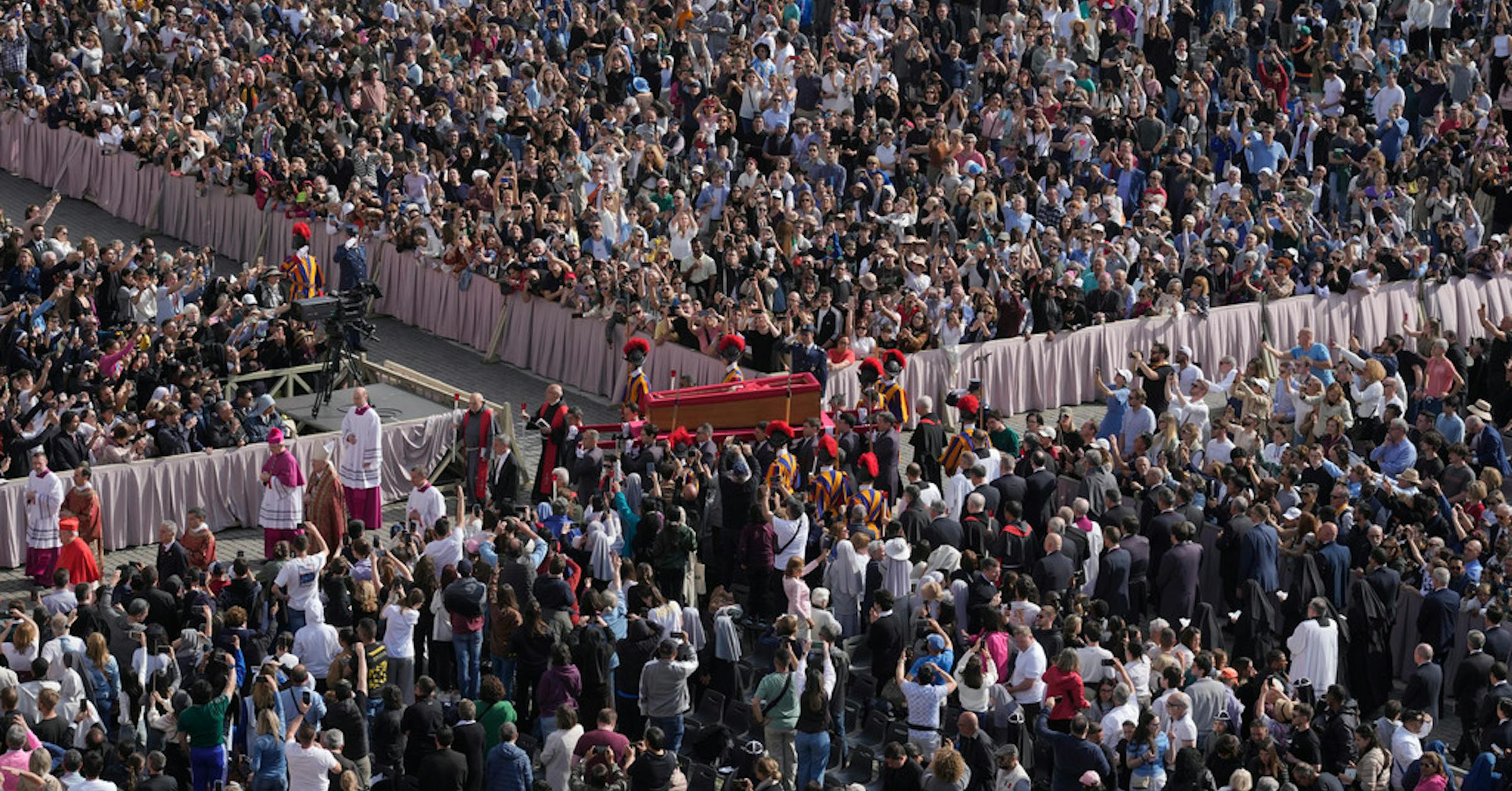 Public viewing of Pope Francis concludes after 250,000 pay respects ...