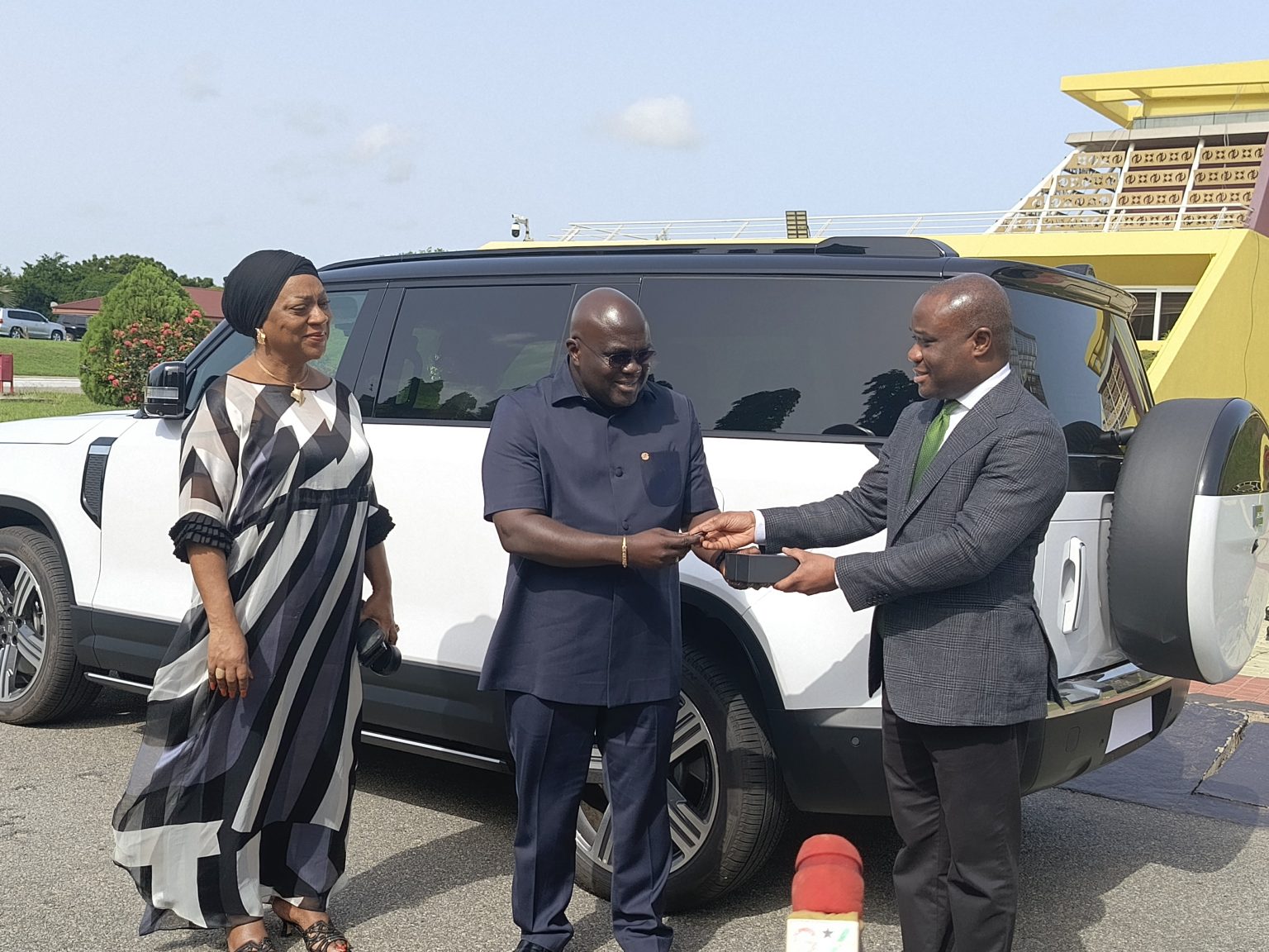 President Mahama donates two cars to the State | Ghana News Agency