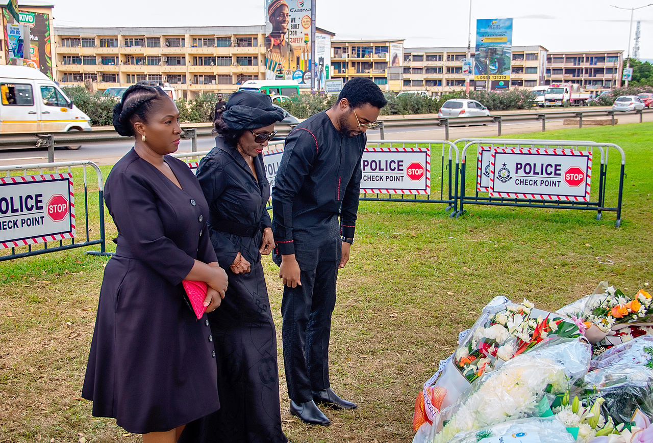 Nana Konadu Agyeman-Rawlings lays wreath in memory of eight helicopter ...