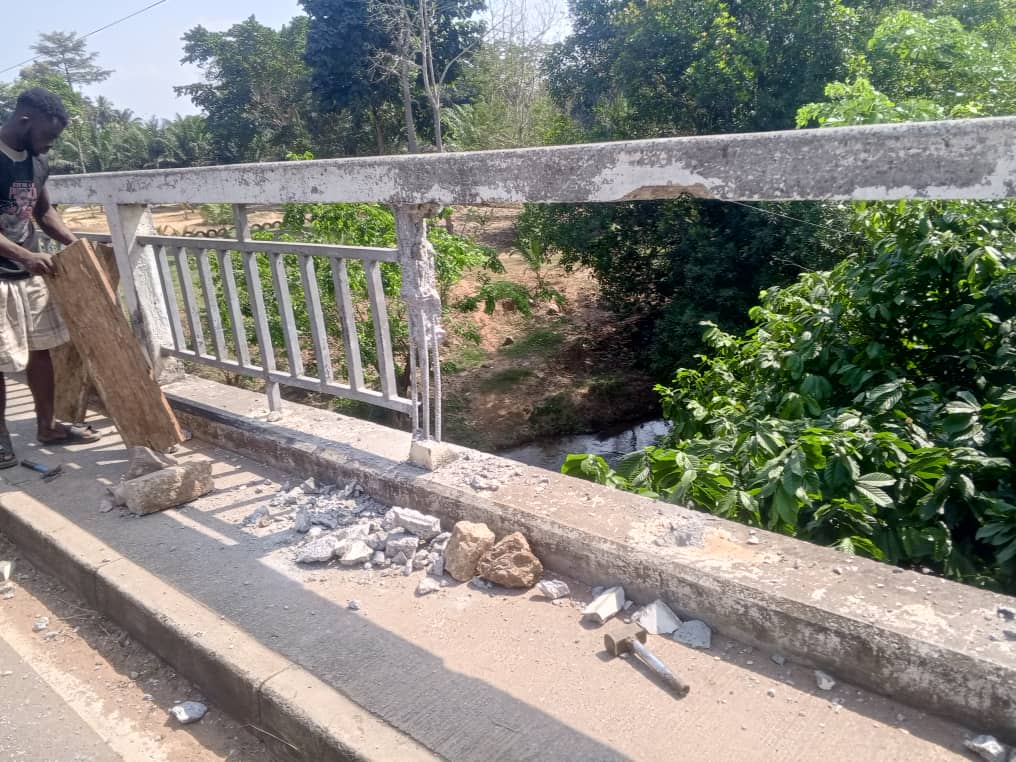 Vehicle damages Menuso Bridge wall, driver arrested | Ghana News Agency