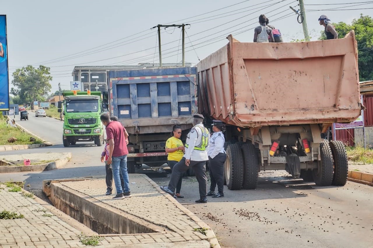 Broken-down truck finally removed from Lokoe intersection after public ...